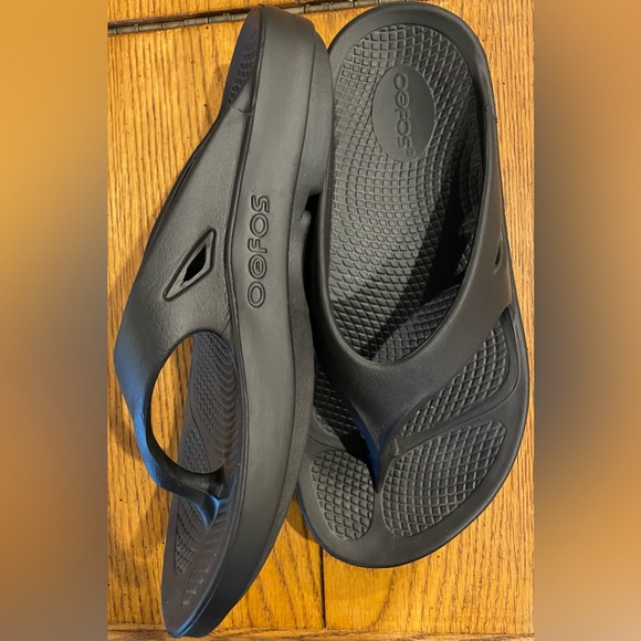 OOFOS | Shoes | Oofos Black Thong Sandals Size 39 | Poshmark